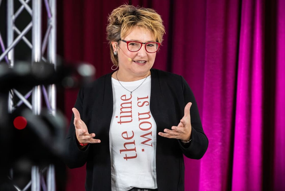 Julia Schmitz - Die Moderatorin