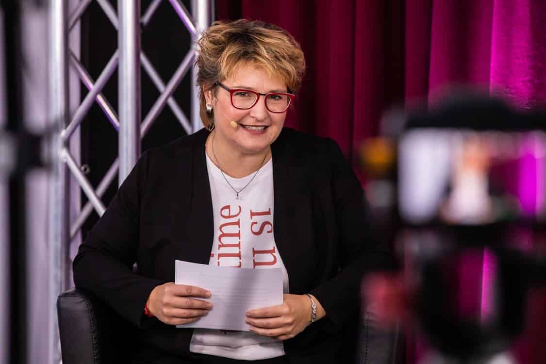 Julia Schmitz - Die Moderatorin